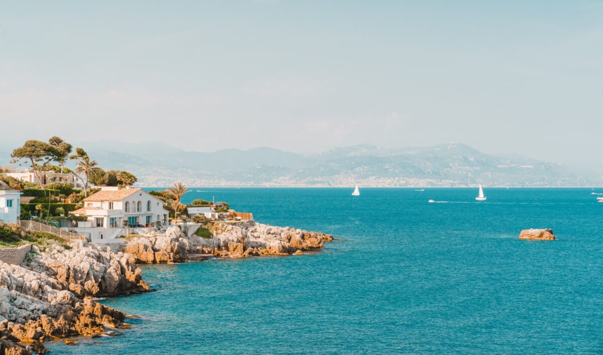 Lokalny przewodnik po Lazurowym Wybrzeżu - Urszula Bazin.